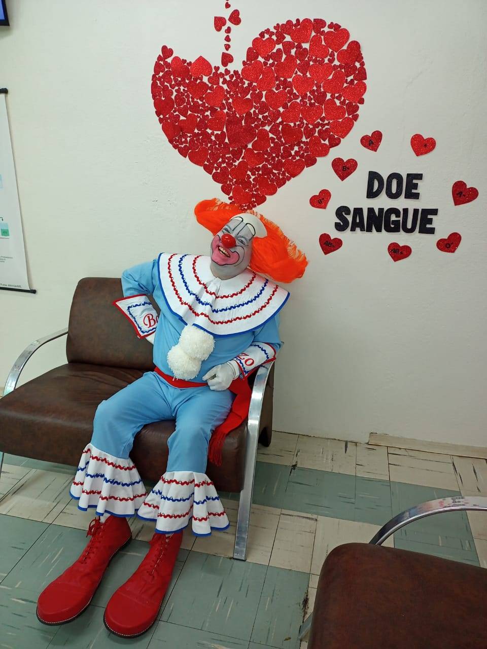 Palhaço Bozo, personagem vivido pelo André Luiz Sucesso, incentiva uma ...